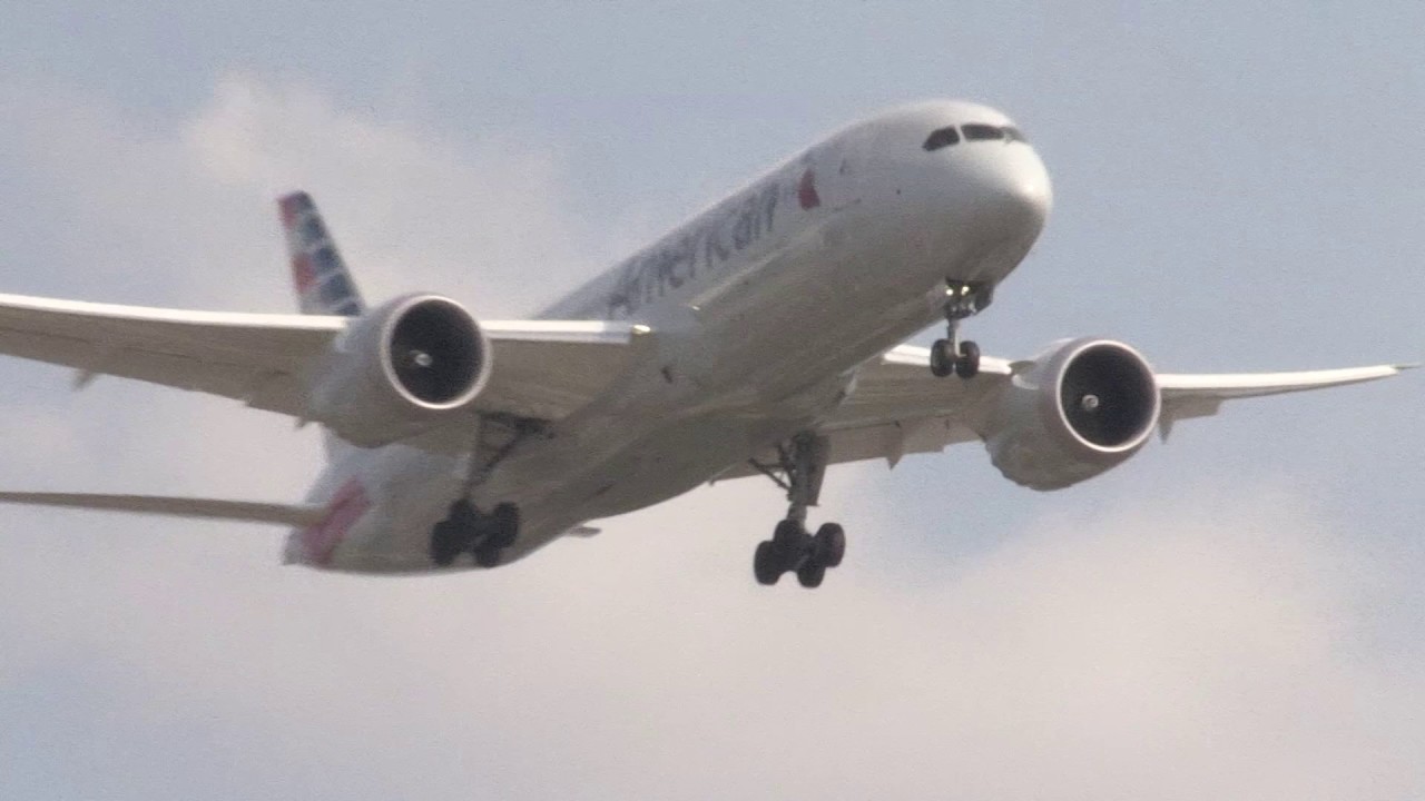 Crosswind Landing Heavy Boeing 787 Dreamliner - American #110 - Chicago ...