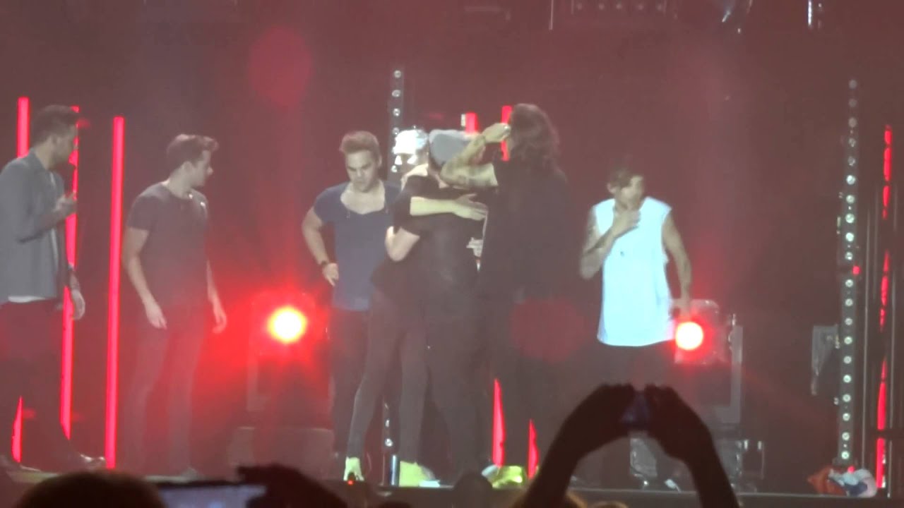 Larry hug and Final bows - Sheffield, UK - October 31, 2015 - YouTube