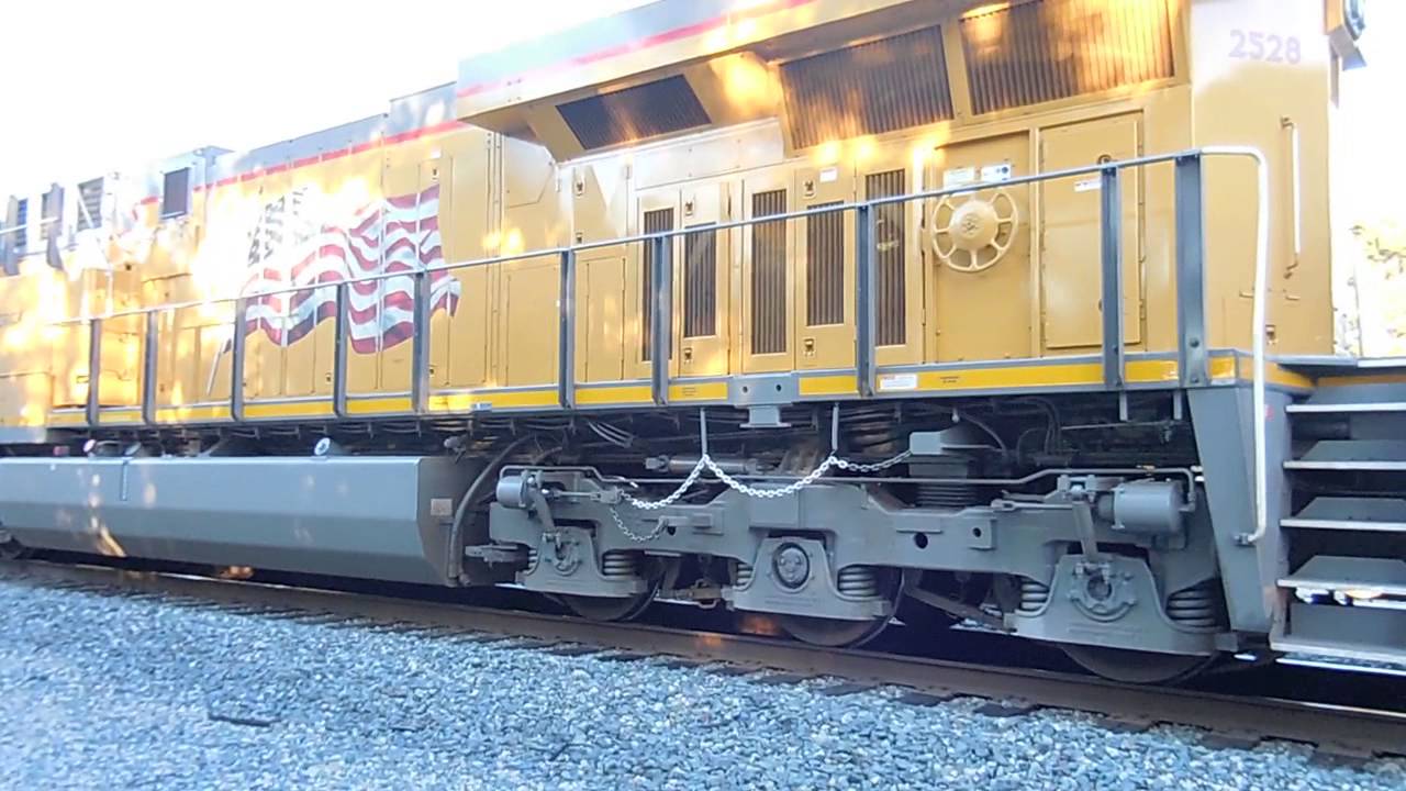 Union Pacific ES44 Consist, Up Close and Personal. - YouTube