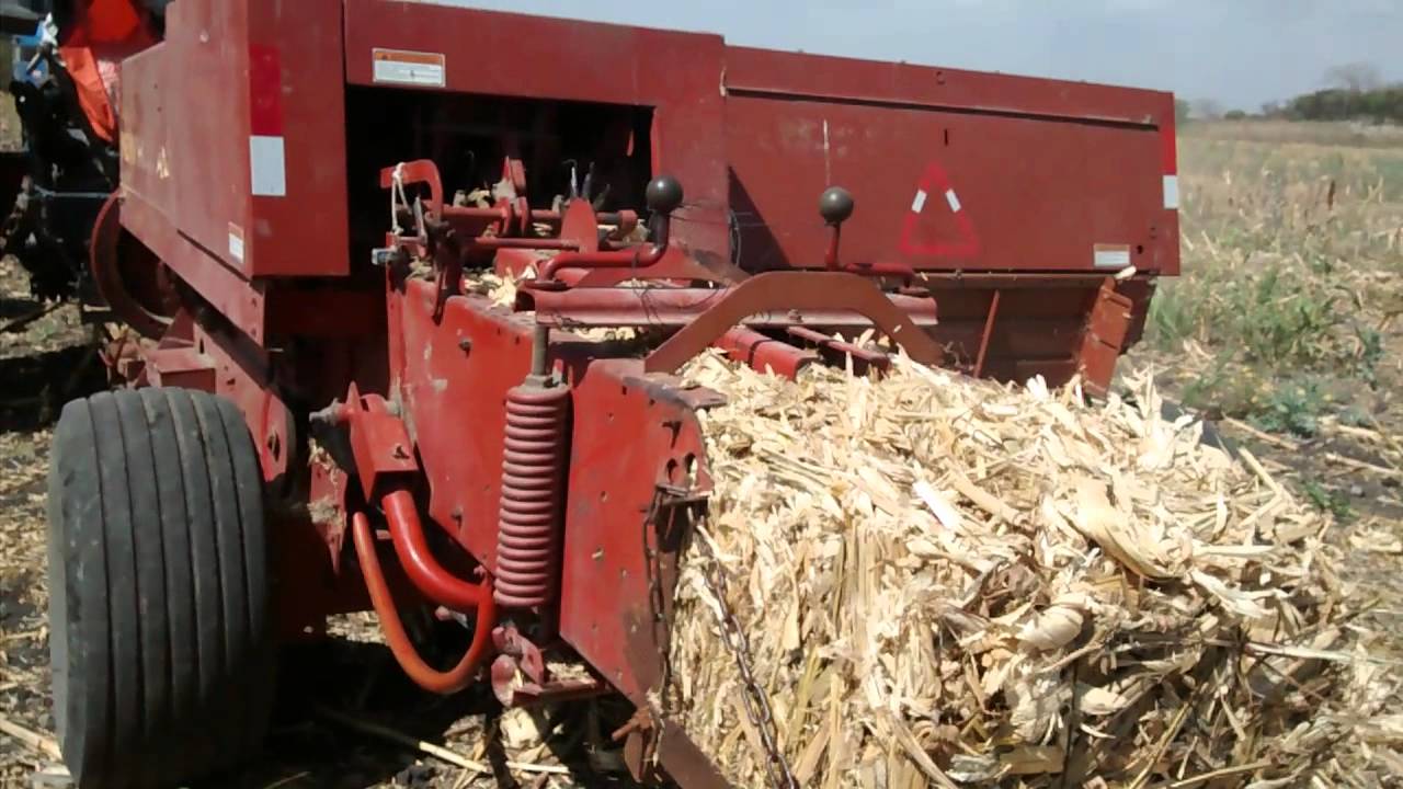 6610 empacando rastrojo de maiz - YouTube