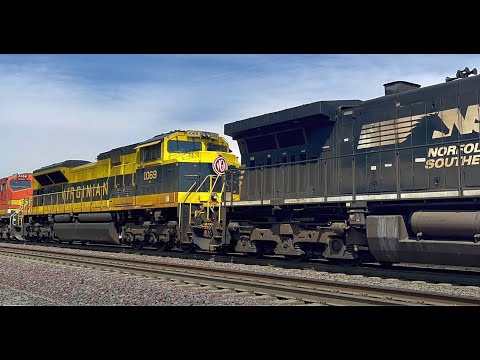 Tren intermodal NS (SD70ACe Virginian Nº 1069) y BNSF (GE Dash 9-44 CW Nº 703) - YouTube