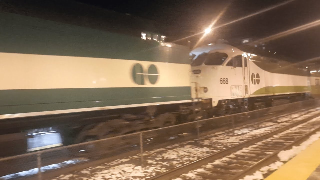 MP40-MP54 DOUBLE! GO Train 1030 - 644E with 668 at Port Credit ...