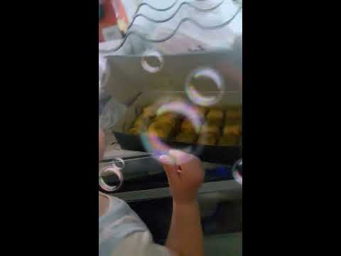 Gizli gizli baklava yiyen ufaklık