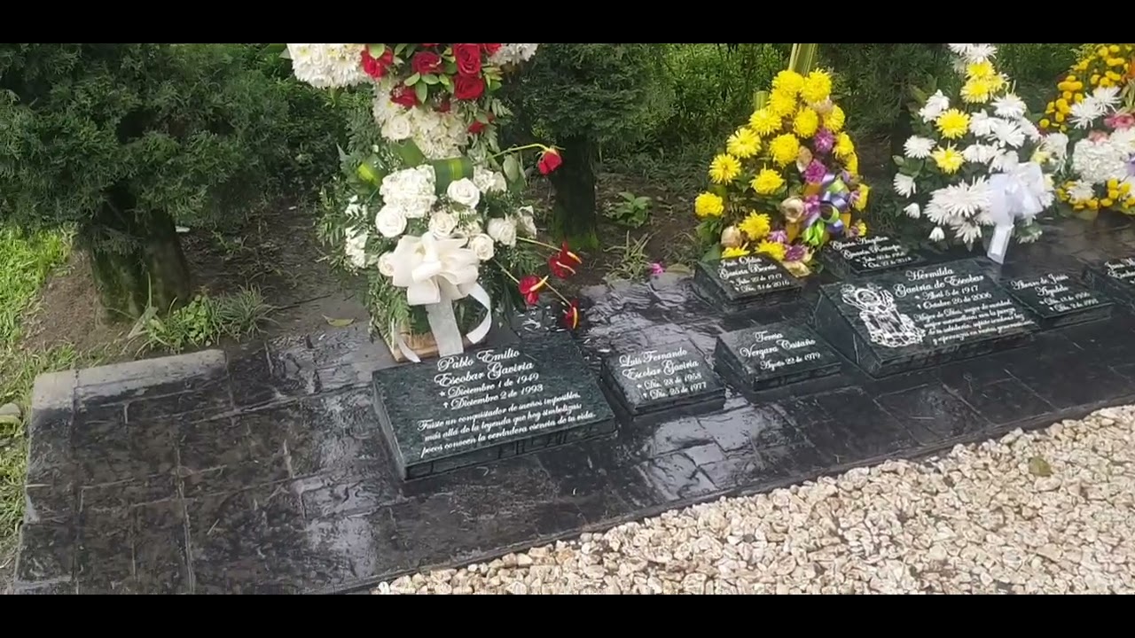 VISITING PABLO ESCOBAR'S GRAVE. - YouTube