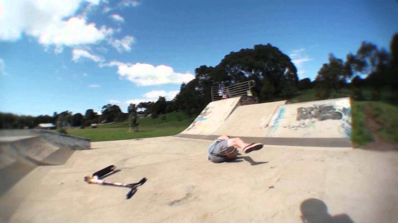 "Nek Minnit" Scooter fail - YouTube
