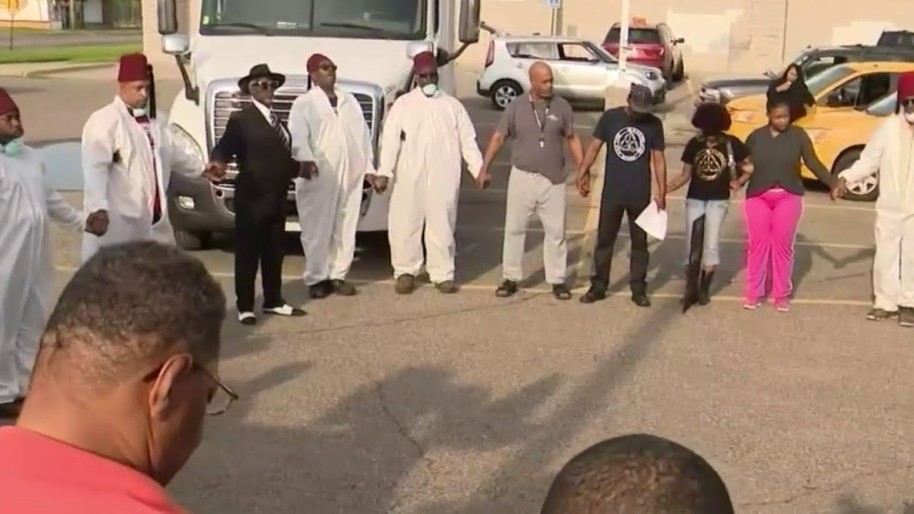 Volunteers search for evidence in Detroit serial killer case - YouTube