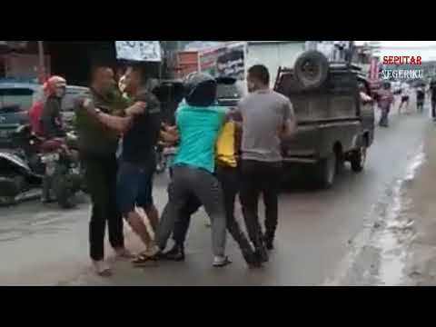 JADI TONTONAN WARGA!! SEORANG TNI BERKELAHI DENGAN 2 ORANG POLISI DI JALAN RAYA