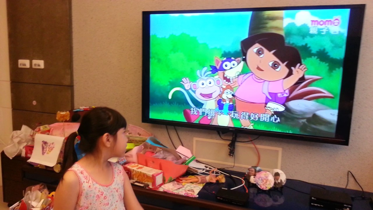 亦晴~最愛在momo親子台看《DORA》了 - YouTube