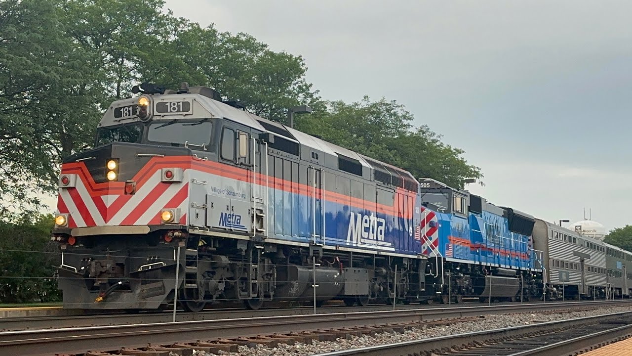 METRA SD70MAC RUNS THOUGH NAPERVILLE - YouTube