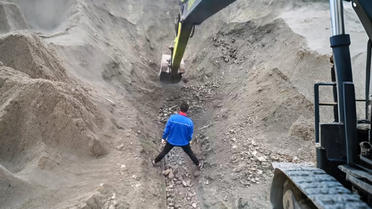 Barge unloading 4500 tons of phosphate rock - Vlog Excavator working on barge - YouTube