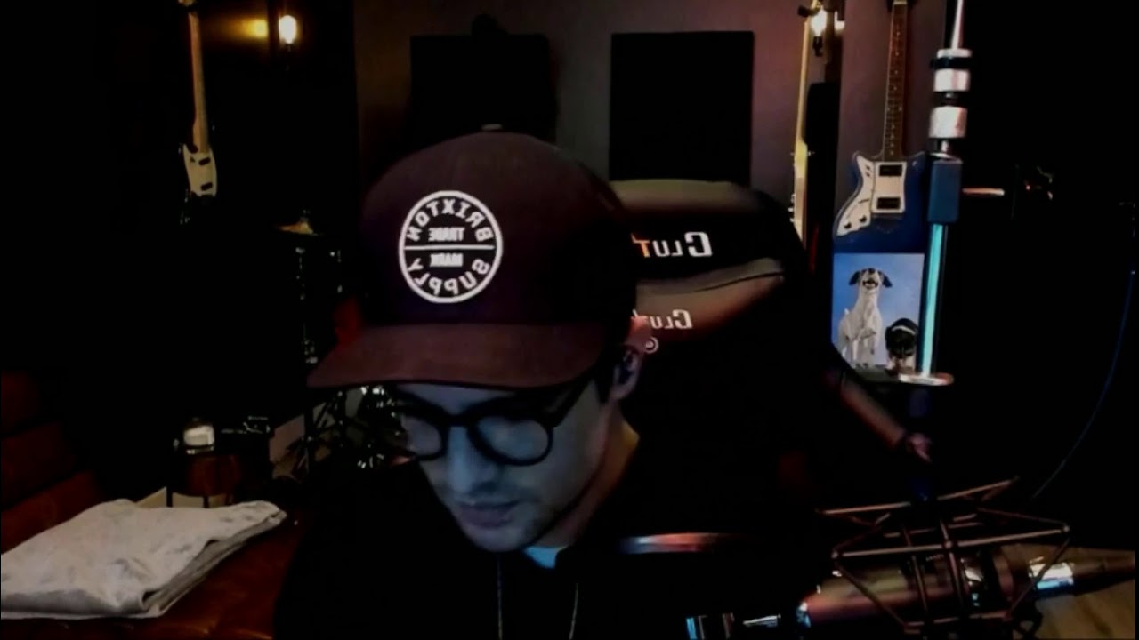 Brendon singing along to Killer Queen - YouTube