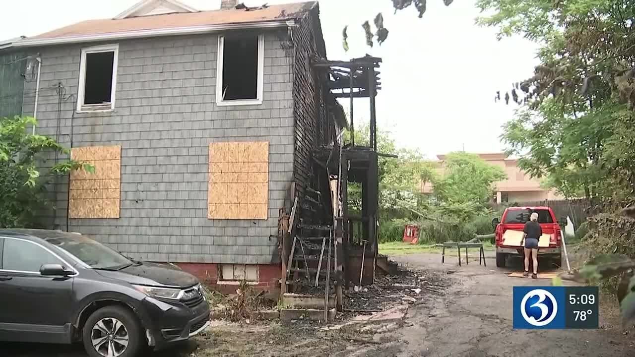 Good Samaritan helps rescue family from house fire - YouTube