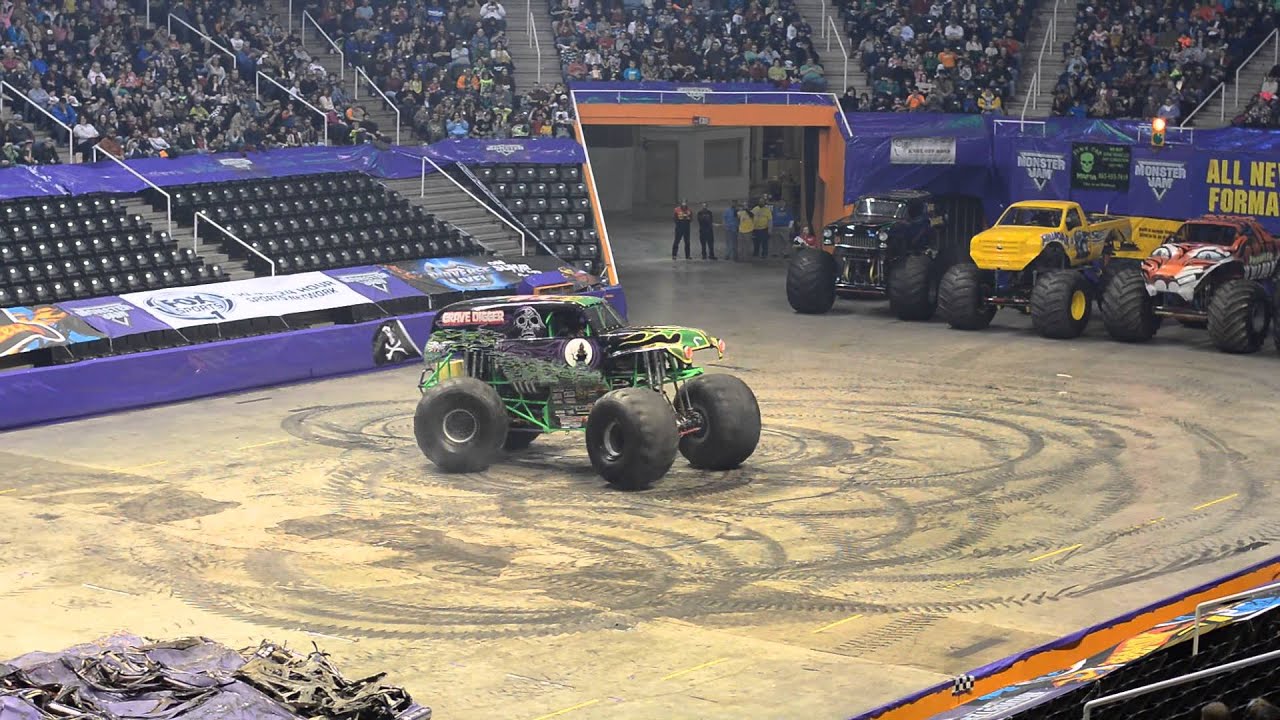 Grave Digger Freestyle with Roll Over! Monster Jam 2014 Knoxville, TN ...