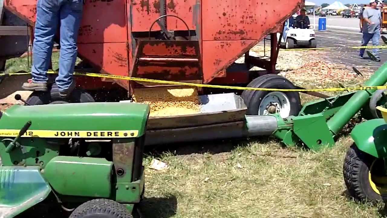 Antique John Deere Paddle Elevator Loading Corn - YouTube