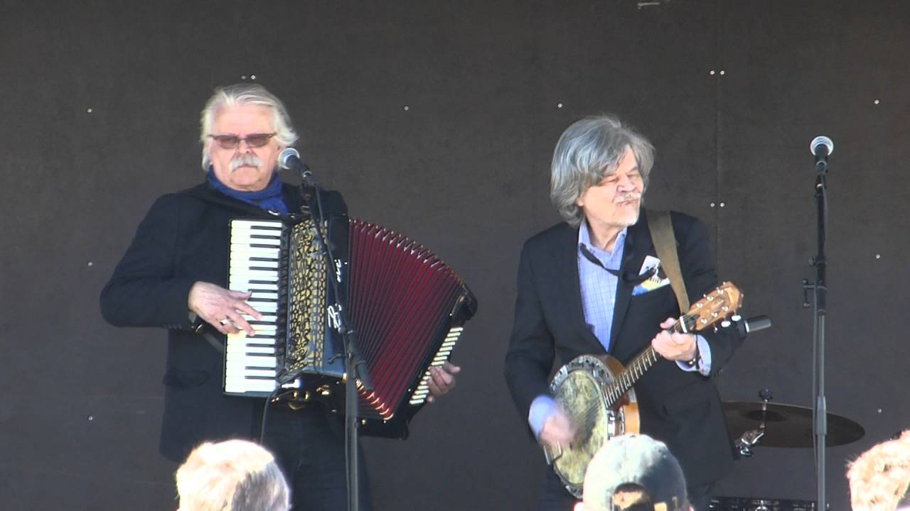 MA Numminen - Regnet öser ner (I´m singing in the rain) - YouTube