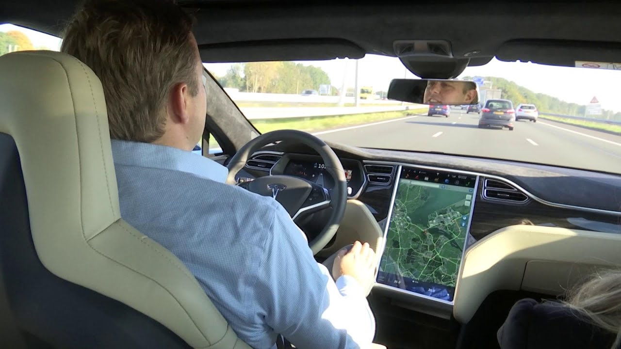 Zó rijdt de zelfsturende Tesla - YouTube
