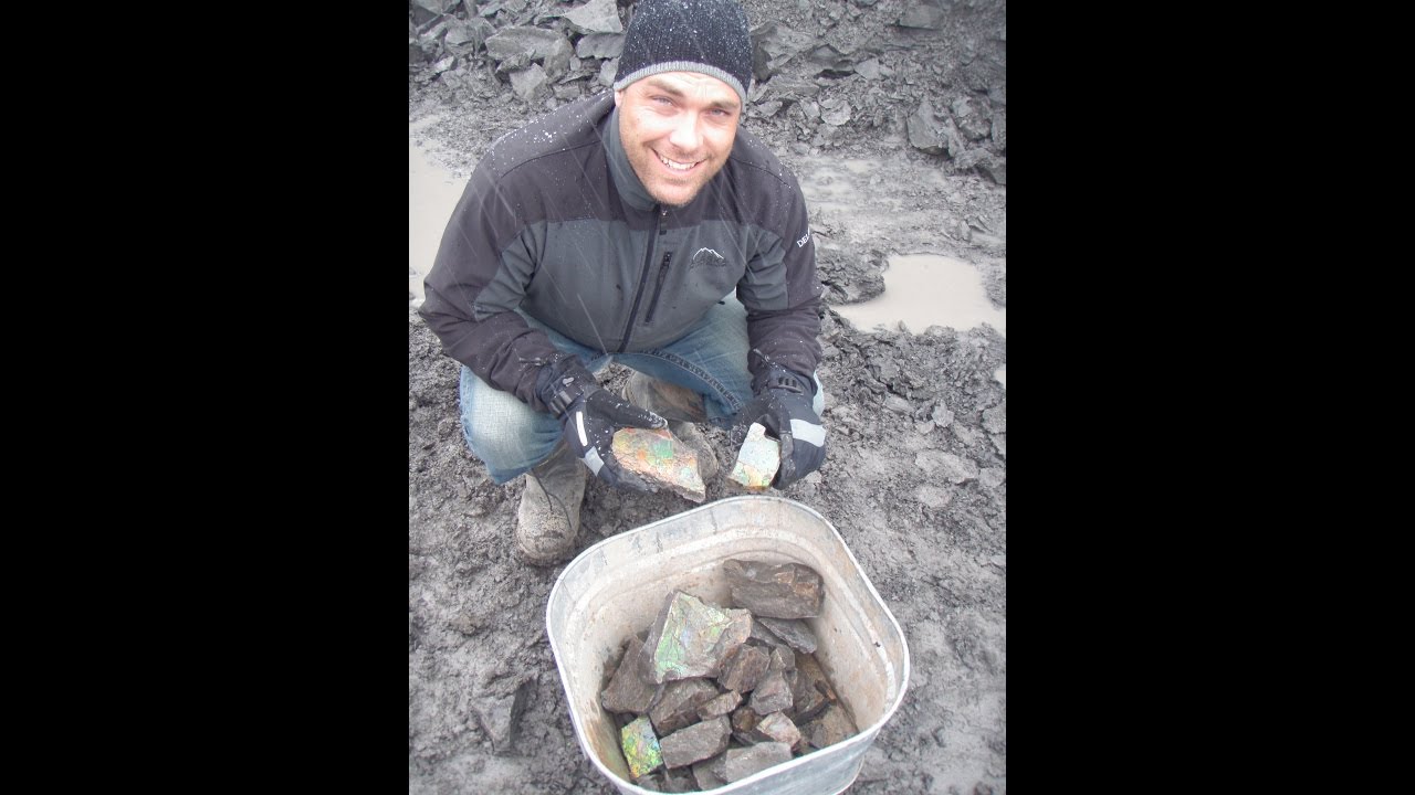 Ian Wilson explores the Korite Ammolite mine and explains ammolite, a ...