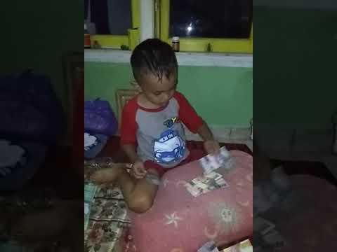 Ngajarin bocah 5 tahun buka baju sendiri