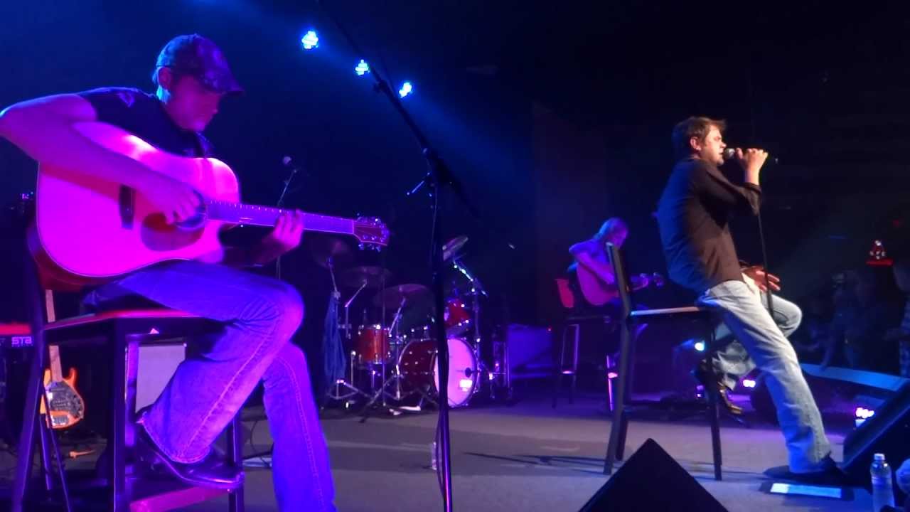 Steve Holy singing Blue Moon at Toby Keith's Foxboro - YouTube