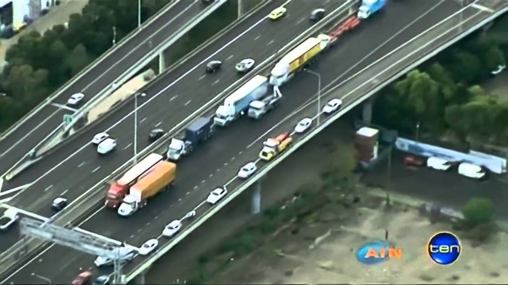 Truck in smash on Bolte Bridge Melbourne traffic - YouTube