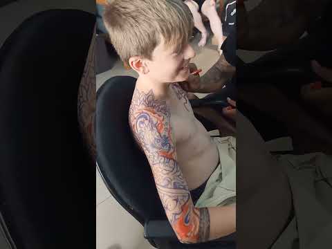 Anak kecil Bule  buat tato temporary Karena bosan menunggui papanya Yang Sedang Di tato Di Bali