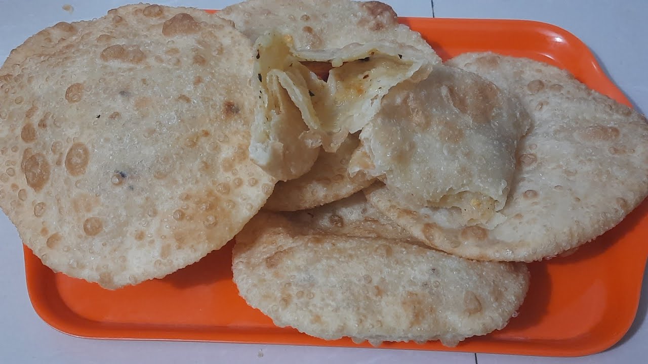 শীতের বিকেলে এরকম ফুলকো আলুপুরি থাকলে চায়ের সঙ্গে বেশ জমে যায় ...