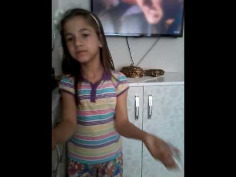 Elif ile belinay şarkı açıp dans ediyorlar