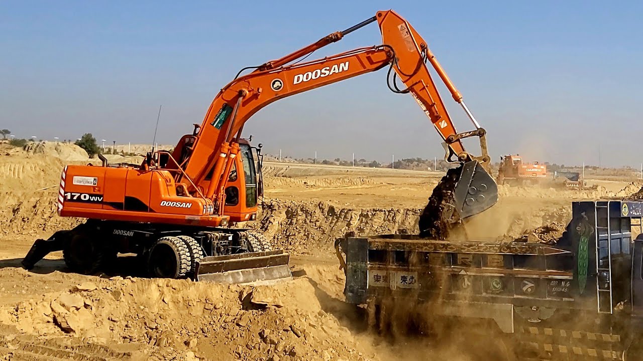 Doosan excavater operater loading dampers || excavater operater loading ...