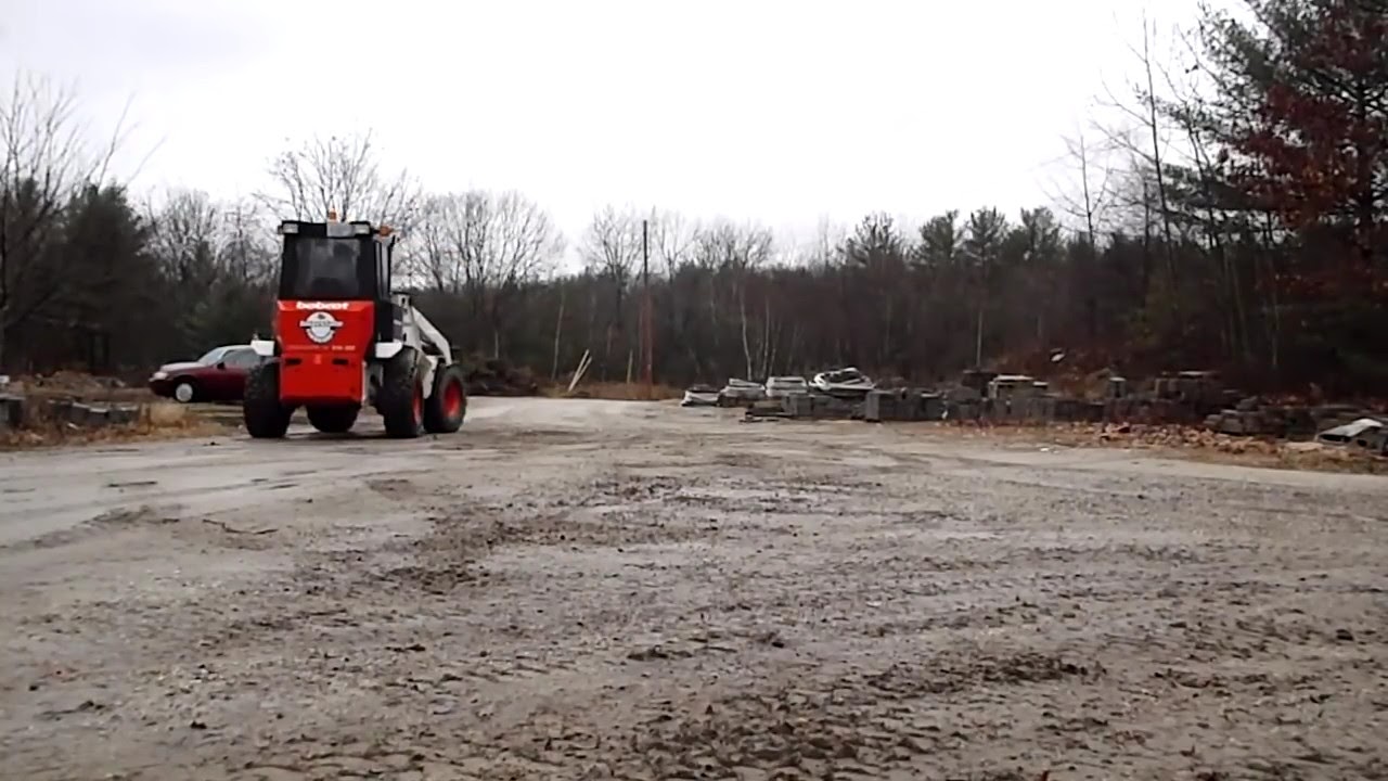 Bobcat 2410 Moving Pallets - YouTube
