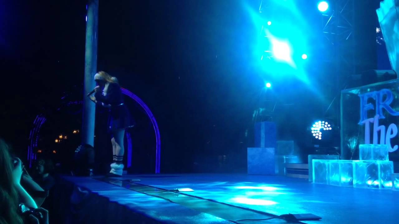 Stephanie Wall performing 'Let It Go' - YouTube