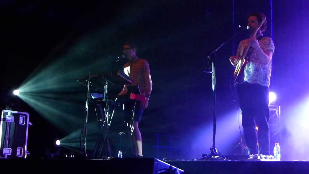 Alt-J - Dissolve me - Live in Luxembourg 2013 (Rockhal) - YouTube