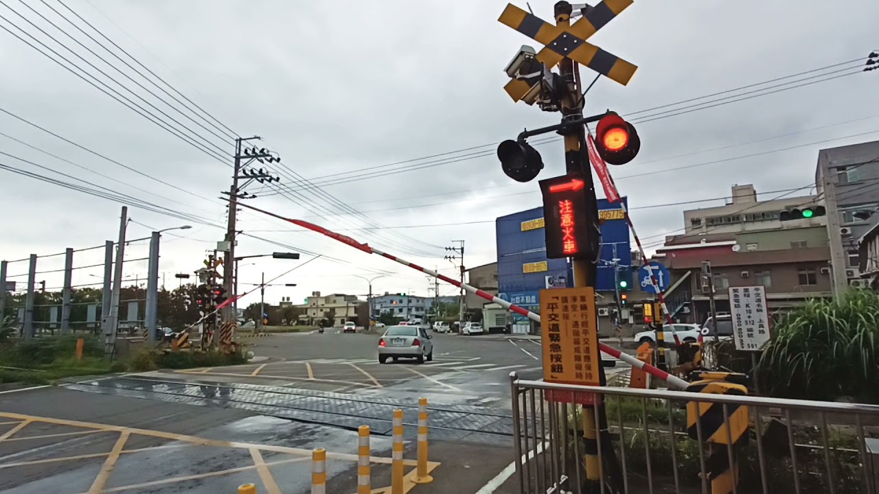 [內灣線]竹東鎮上員路平交道//上員駅前踏切//Railroad crossing in Neiwan Line - YouTube