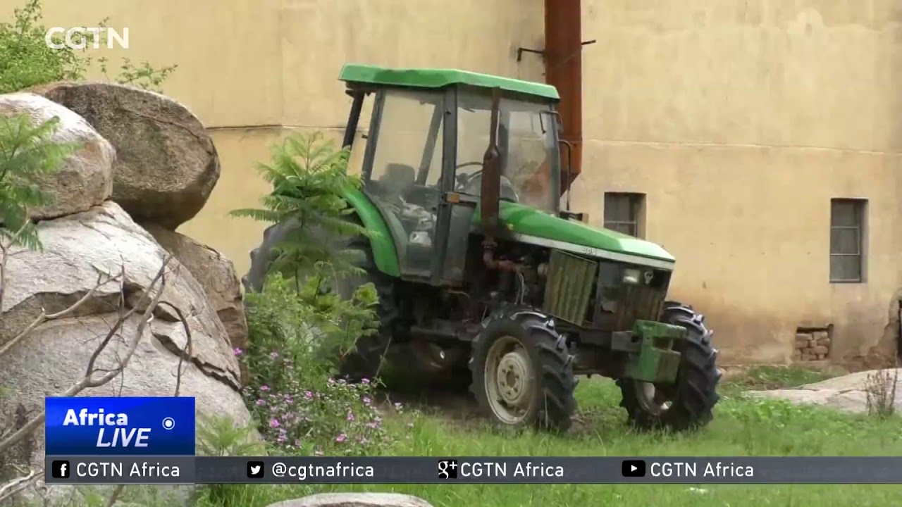 Mnangwa helps two white farmers regain land - YouTube