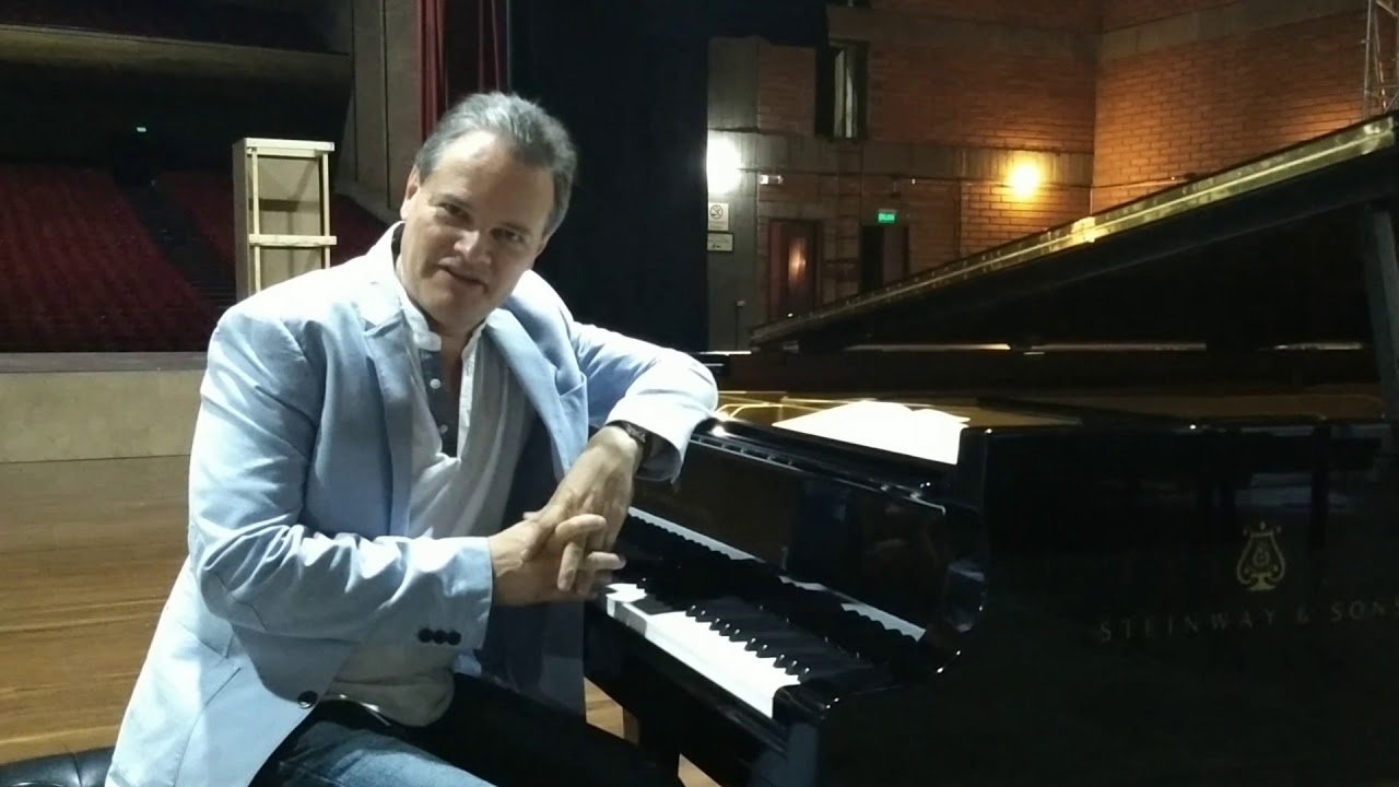 Sergio Posada con la Orquesta Filarmónica de Medellín - YouTube