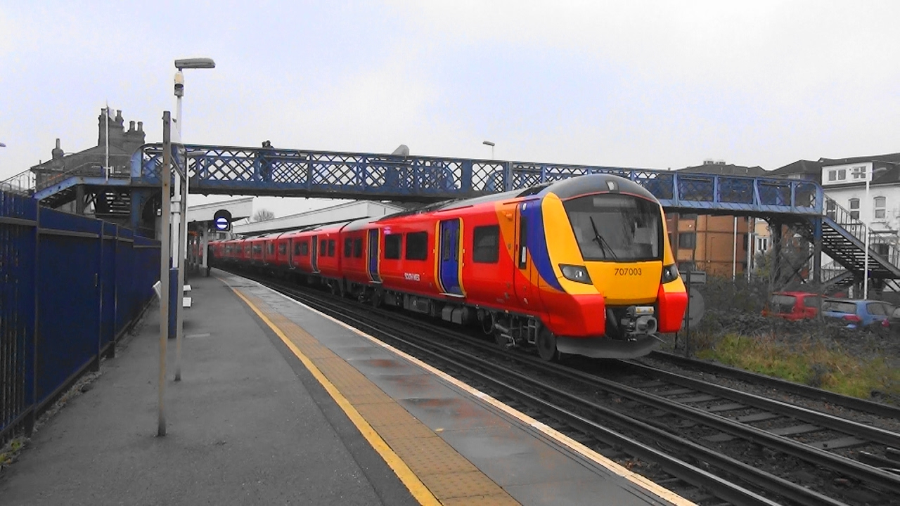 (HD) Brand New - South West Trains 707003 + 707005 at Staines on 5Q75 ...