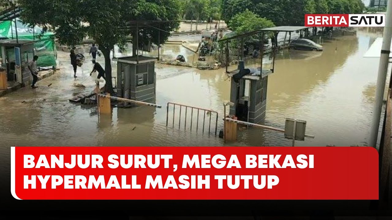 Pedagang Mega Bekasi Hypermart Mengais Barang Dagangan Sisa Banjir ...