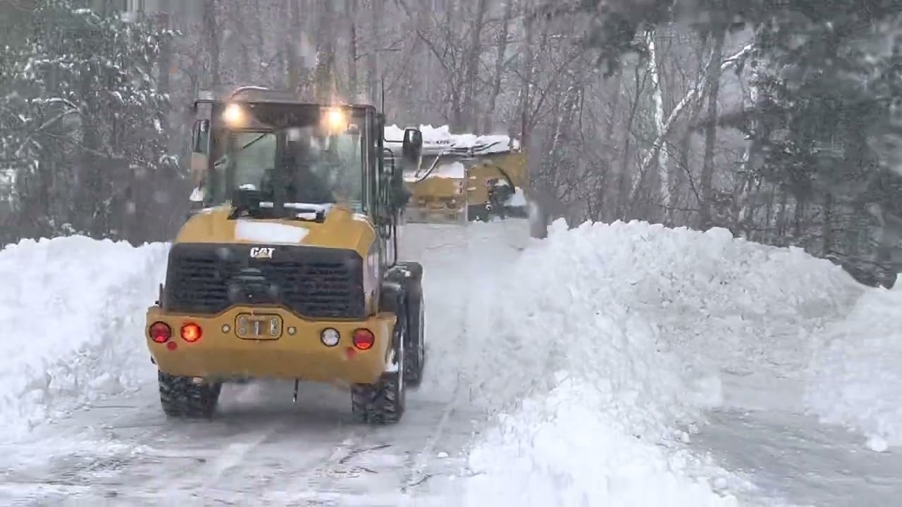 Cat 906m plowing snow with Metal Pless - YouTube