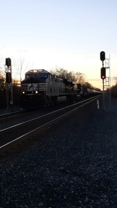 CSX B725 with NS at Weedsport NY crossing - YouTube