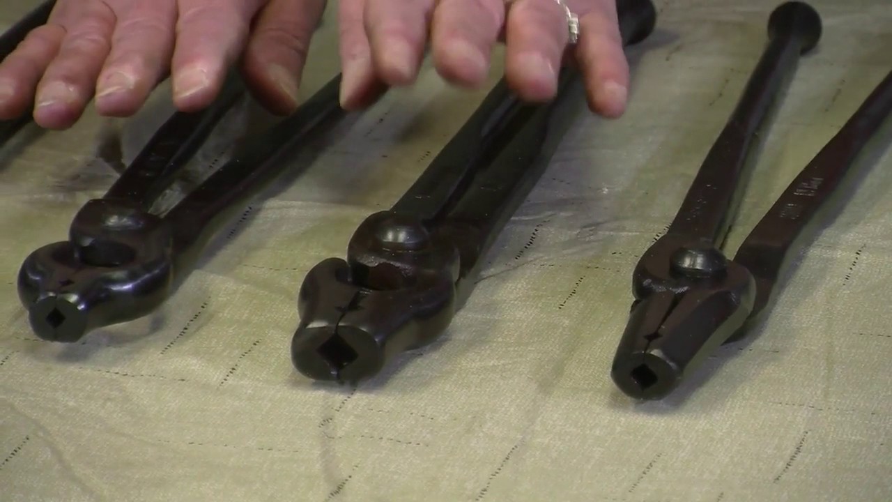 The Difference Between the Types of Forging V Bit Tongs - YouTube