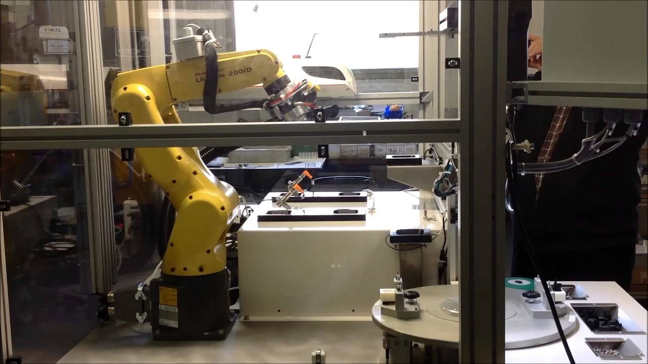 Robot d'assemblage - YouTube