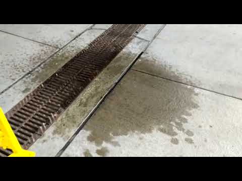Boeing-737 NG Wing Tank Access Panel Fuel Leak 2 - YouTube