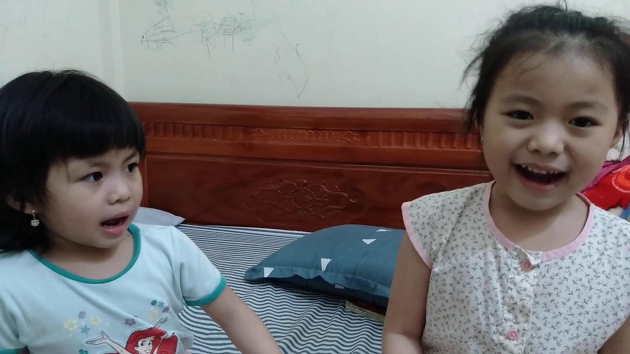 Bebe Nini đọc câu chuyện chú chuột nhắt: Mouse in the box - YouTube