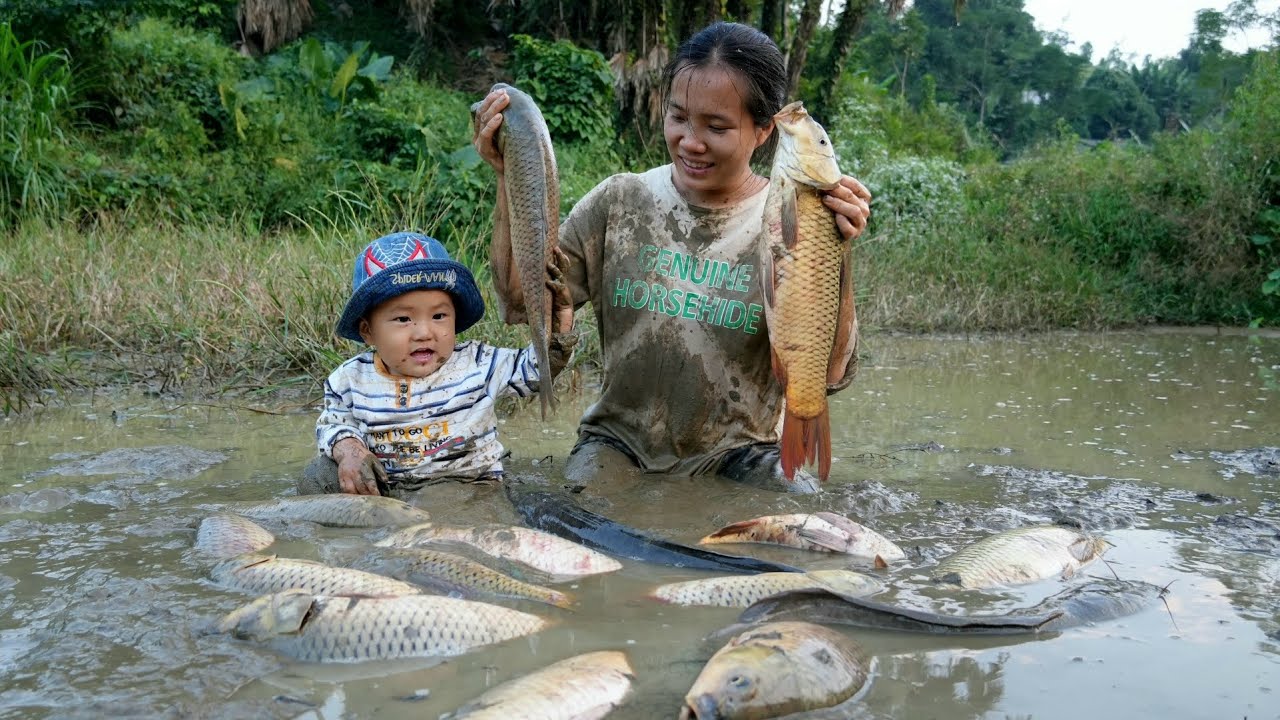Single mother and baby go to the stream to find abandoned ponds to ...