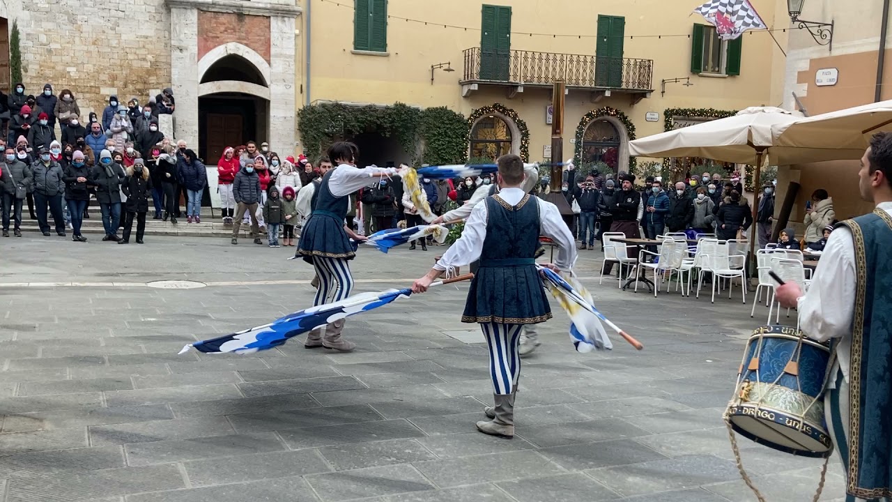 Sbandierata Canneti alla Festa dell'Olio 2021 a San Quirico d'Orcia ...