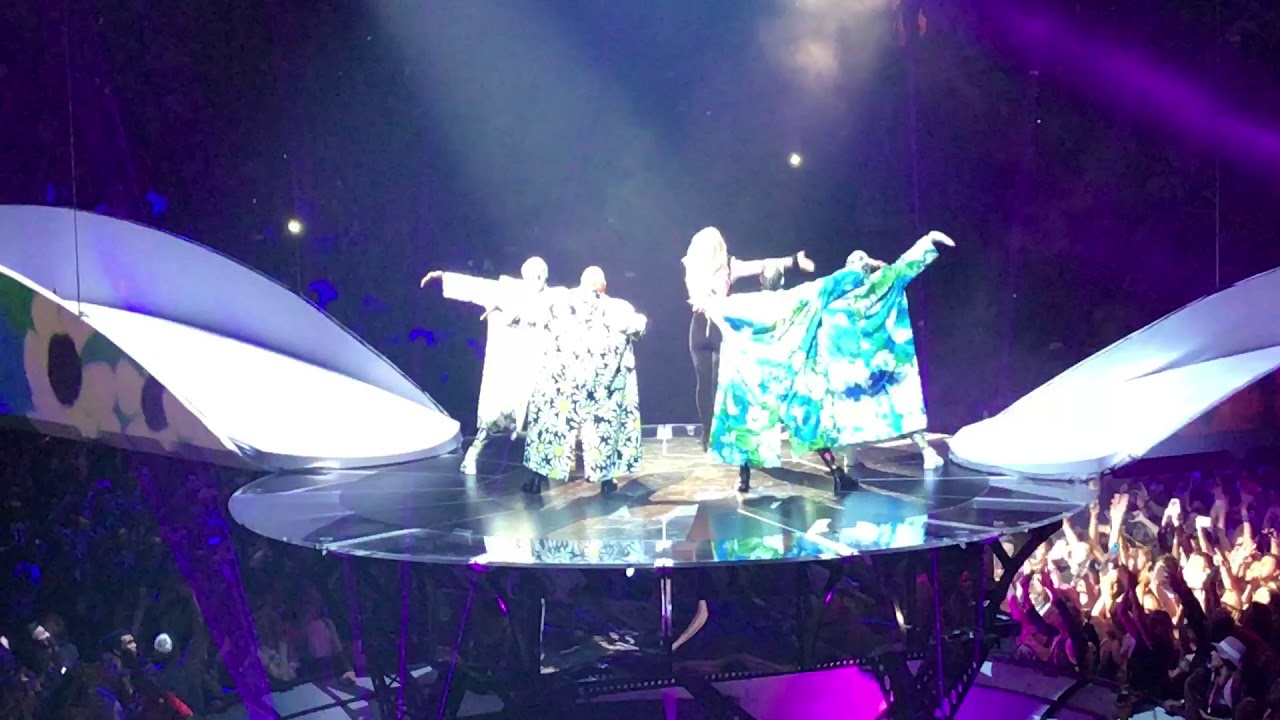 Lady Gaga-Applause (Live) - YouTube