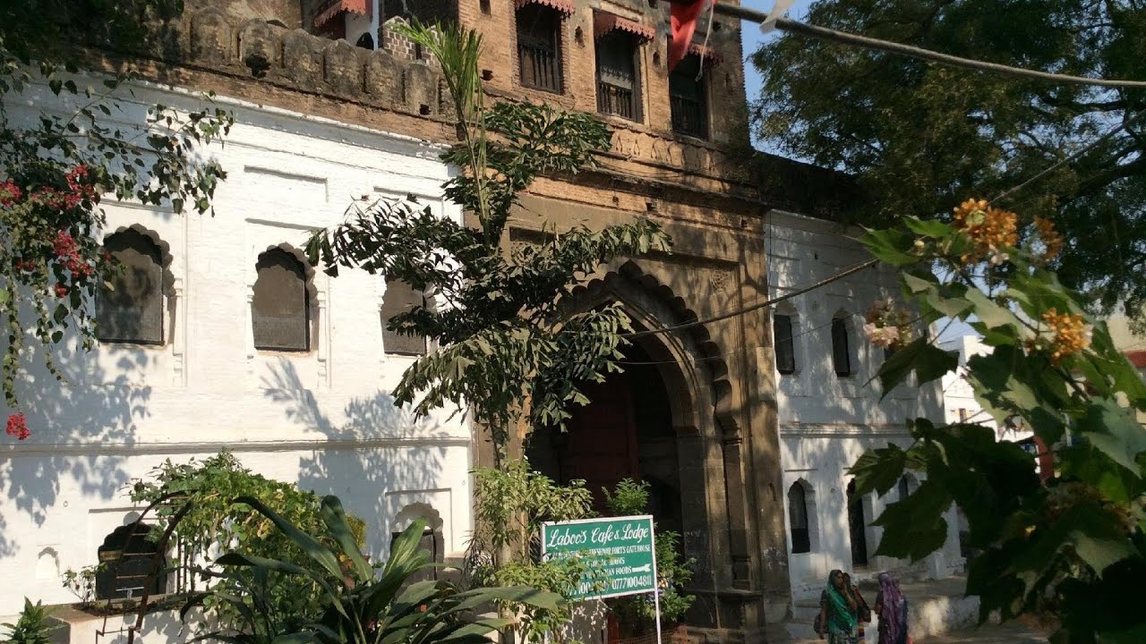 Labboo's Cafe Lodge, Maheshwar, India - YouTube