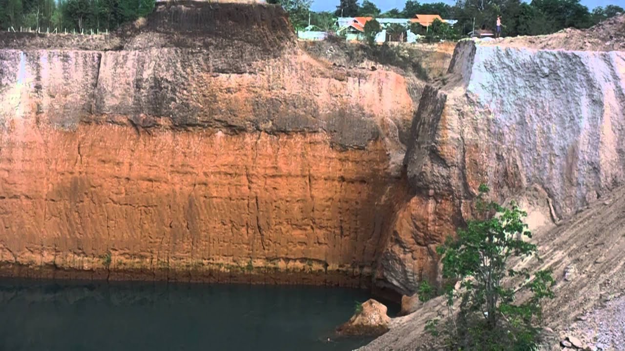 Quarry cliff jump - YouTube