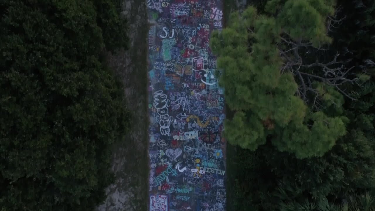 Folly Beach's graffiti path - YouTube
