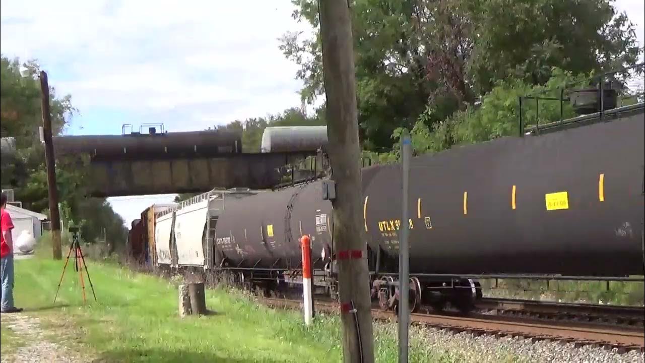 #14652 CSX M371-05 Mix Freight train & NS 11Z Mix Freight train - YouTube