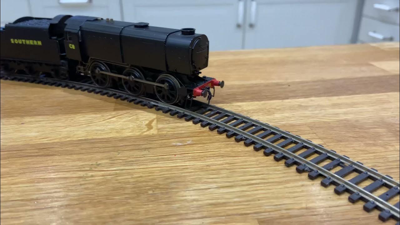Hornby R2343 SR 0-6-0 Class Q1 ‘C8’ - YouTube